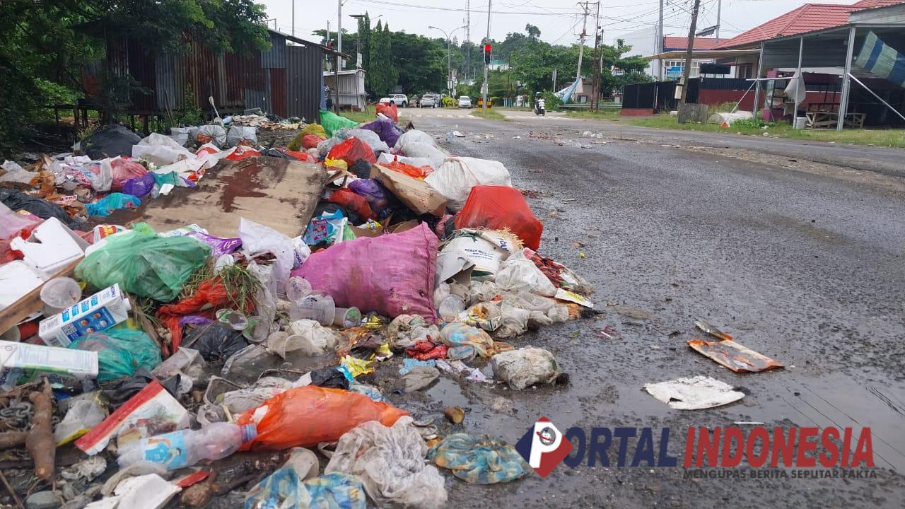 Warga Simboro Resah, Bau Busuk Sampah di Jalan Martadinata Ganggu ...
