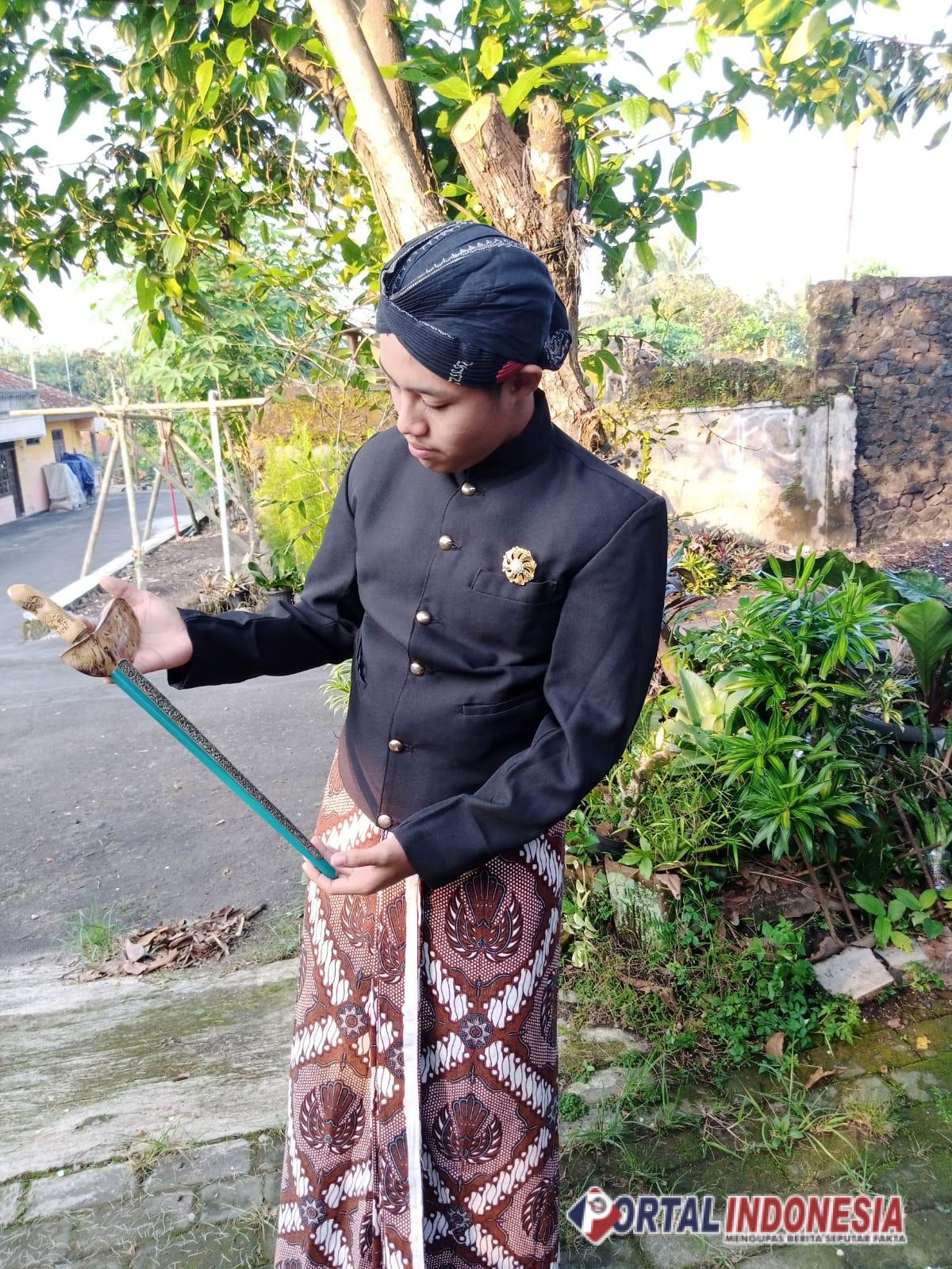 Siswa SMKI Yogyakarta Albatron Putra Cahaya Geluti Kerajinan Pecut di ...