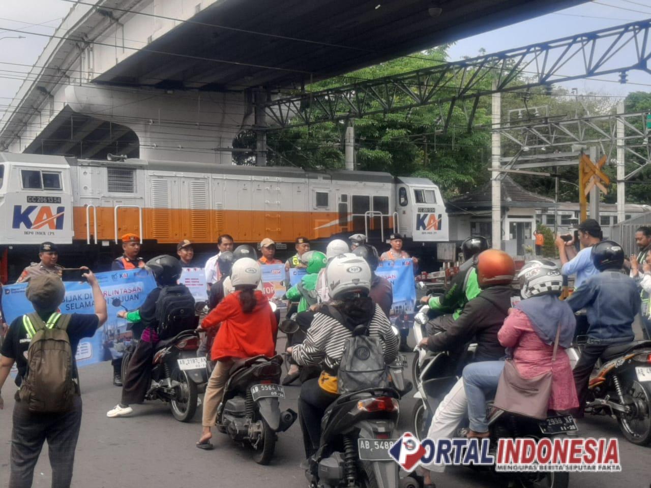 Peringati Hari Perhubungan Nasional, Daop 6 Sosialisasi Keselamatan di Perlintasan Sebidang